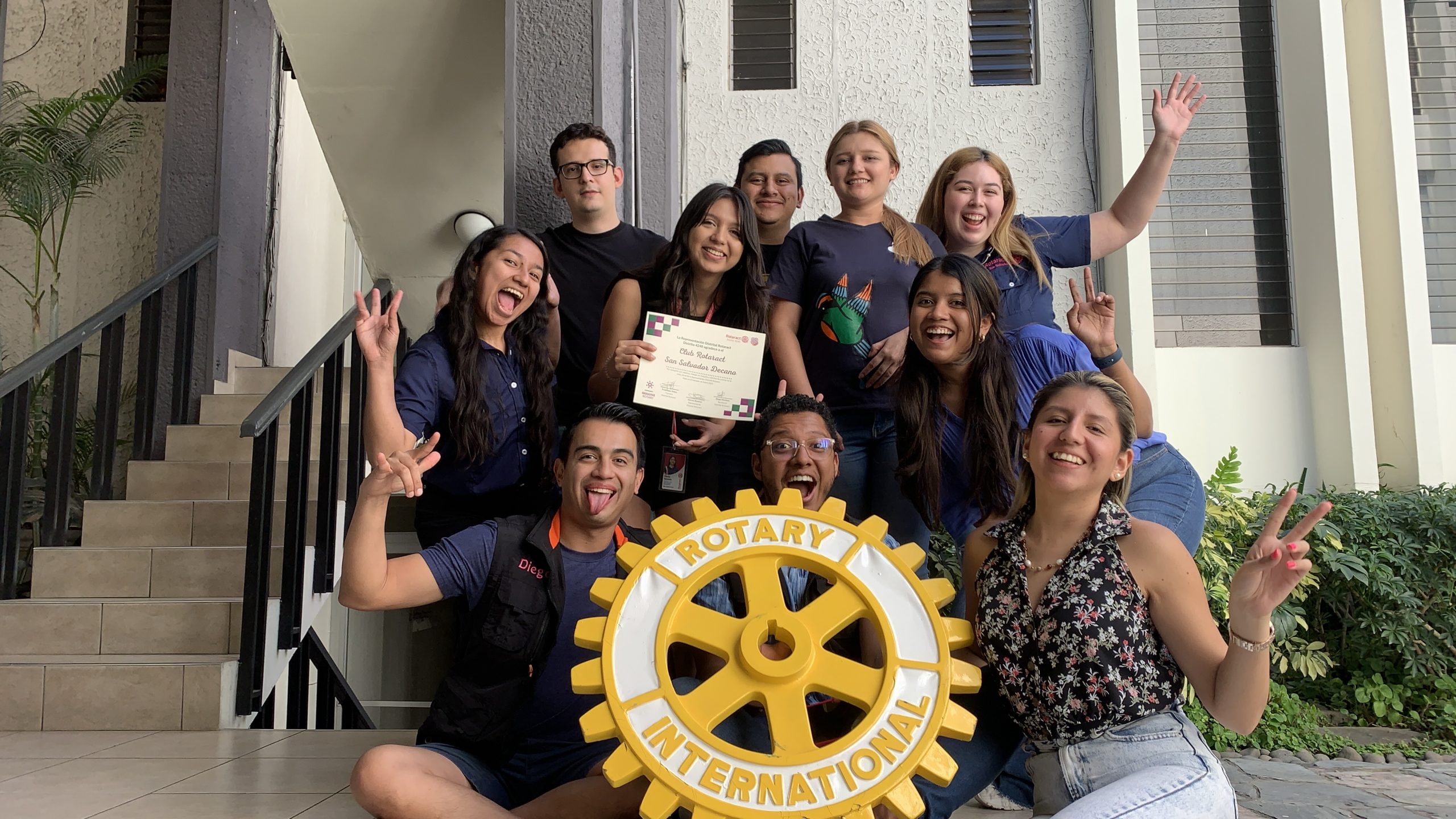 Unirse a Rotaract: un camino de servicio y liderazgo - Revista - Rotary ...